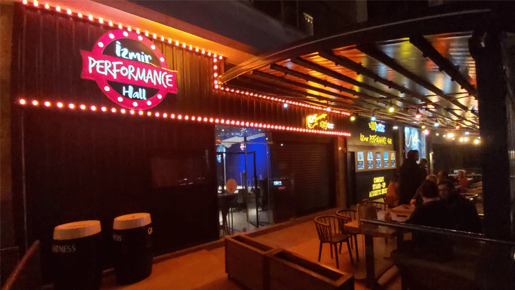 Kahkahaların desibelini yükselten mekan: İzmir Performance Hall ...